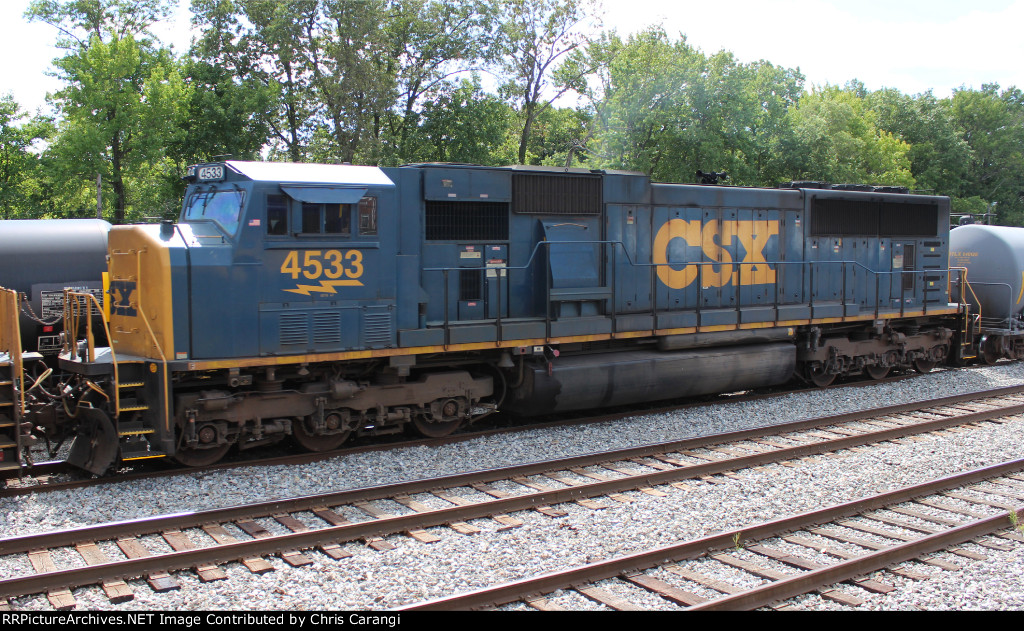 CSXT 4533 on Q300-06
